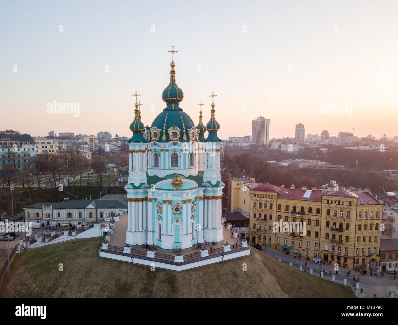 Luftaufnahme von Podol und St Andrew's Church auf der Sonnenuntergang ...