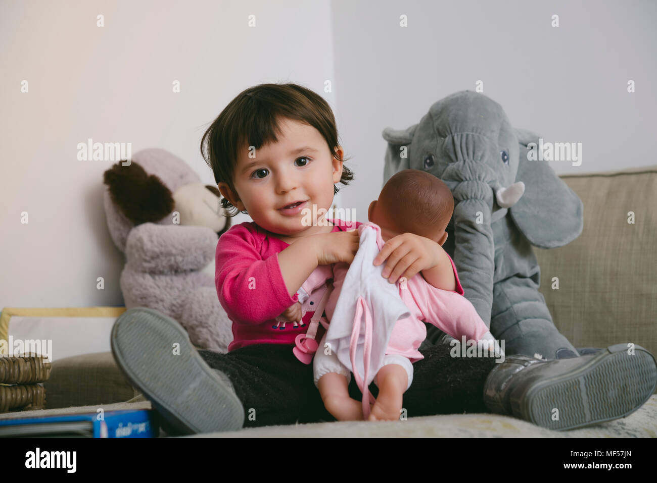 Mädchen spielt mit einer puppe -Fotos und -Bildmaterial in hoher ...