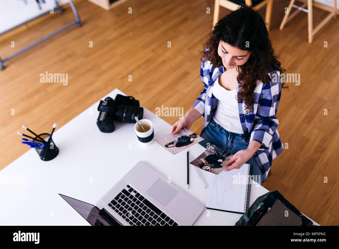 Mit laptop fotos -Fotos und -Bildmaterial in hoher Auflösung – Alamy