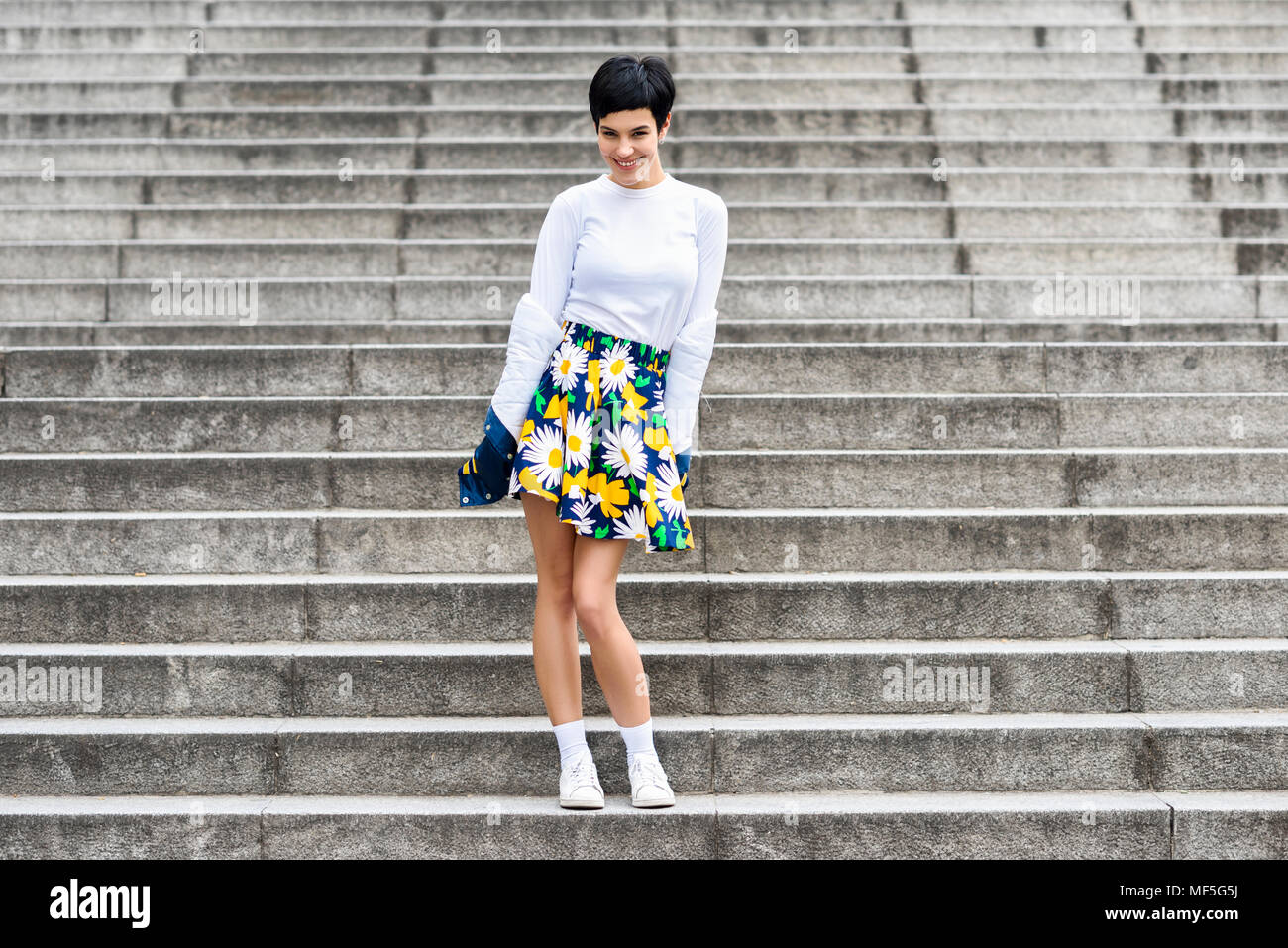 Frau Trägt Einen Kurzen Rock Stockfotos und -bilder Kaufen - Alamy