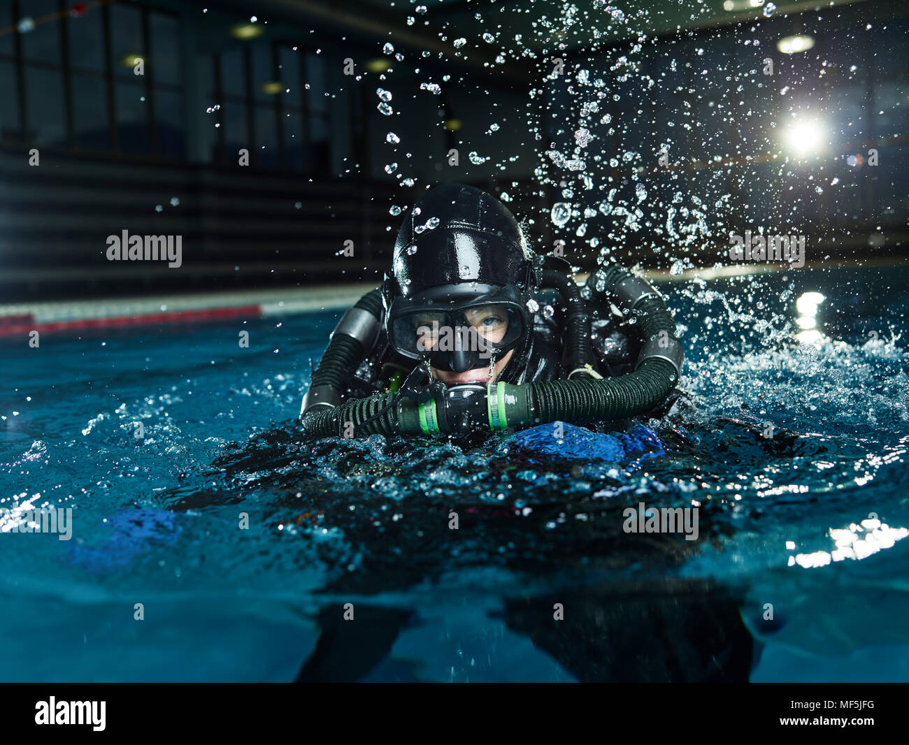 Female scuba diver -Fotos und -Bildmaterial in hoher Auflösung – Alamy