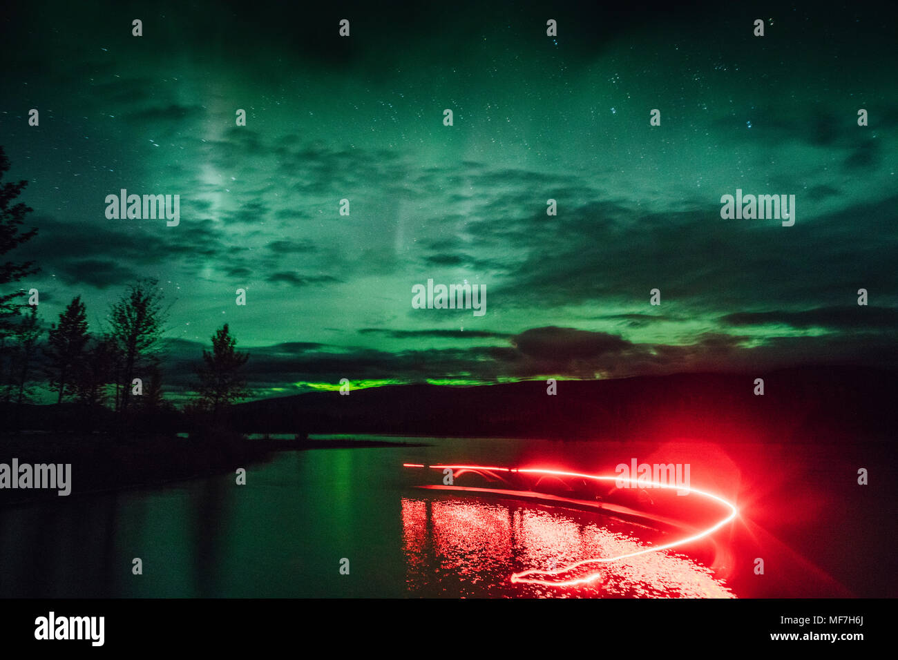 Sternenhimmel mit baum und lichtspuren -Fotos und -Bildmaterial in ...