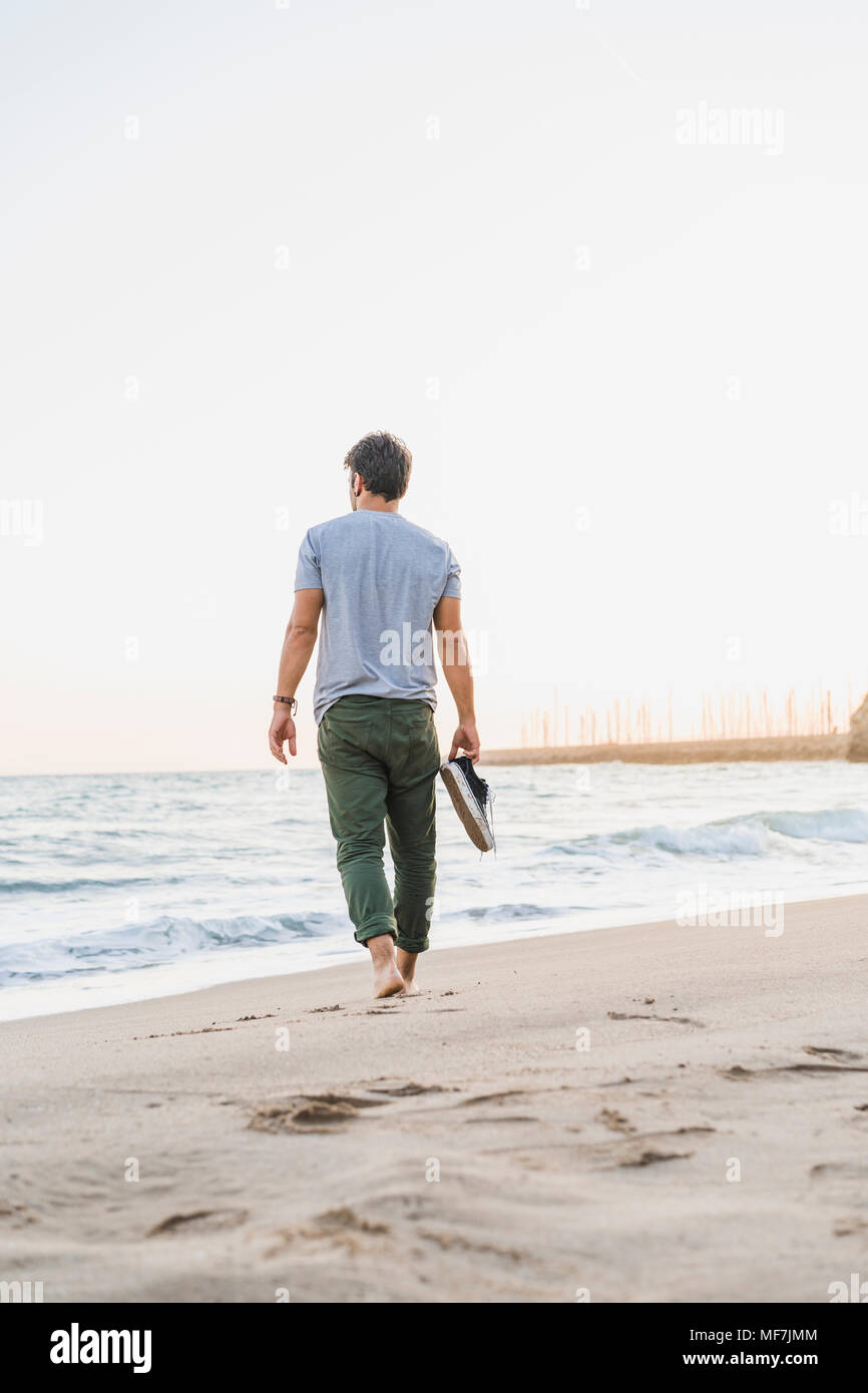 Mann am strand spazieren -Fotos und -Bildmaterial in hoher Auflösung ...