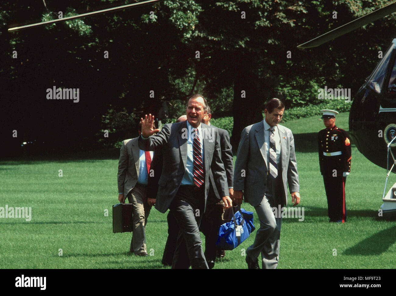 Präsident George H.W. Bush geht auf das Oval Office nach der Ankunft im ...