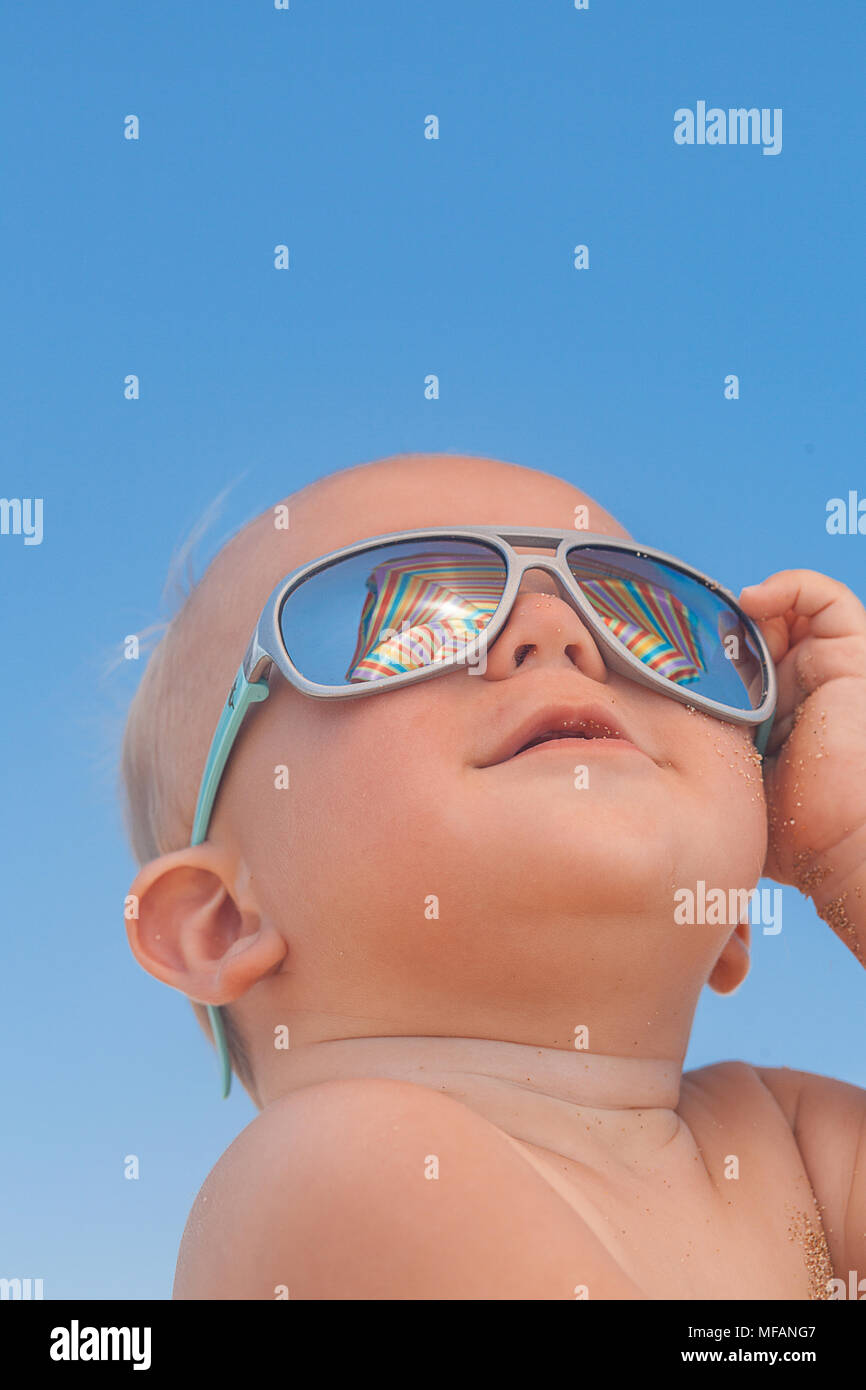 Lustiges baby kind -Fotos und -Bildmaterial in hoher Auflösung – Alamy