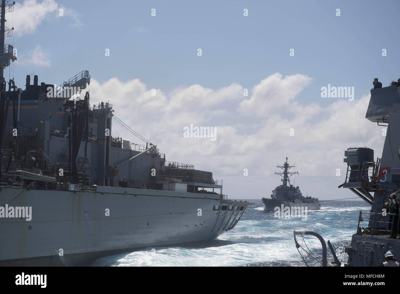 180420-N-EV 253-145 ATLANTIK (20. April 2018) Die geführte Anti-raketen ...