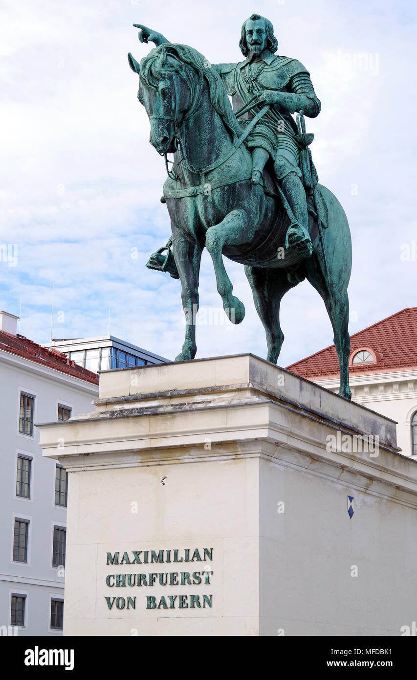 Die reiterstatue von maximilian i -Fotos und -Bildmaterial in hoher ...
