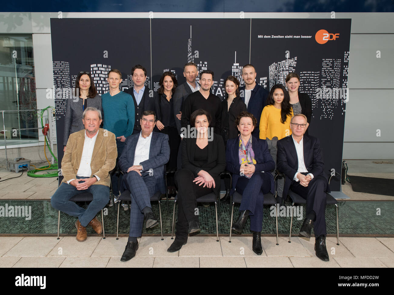 Hintere Reihe lr: Uta Cappel (ARTE), Oliver Kienle (Autor), Marc ...