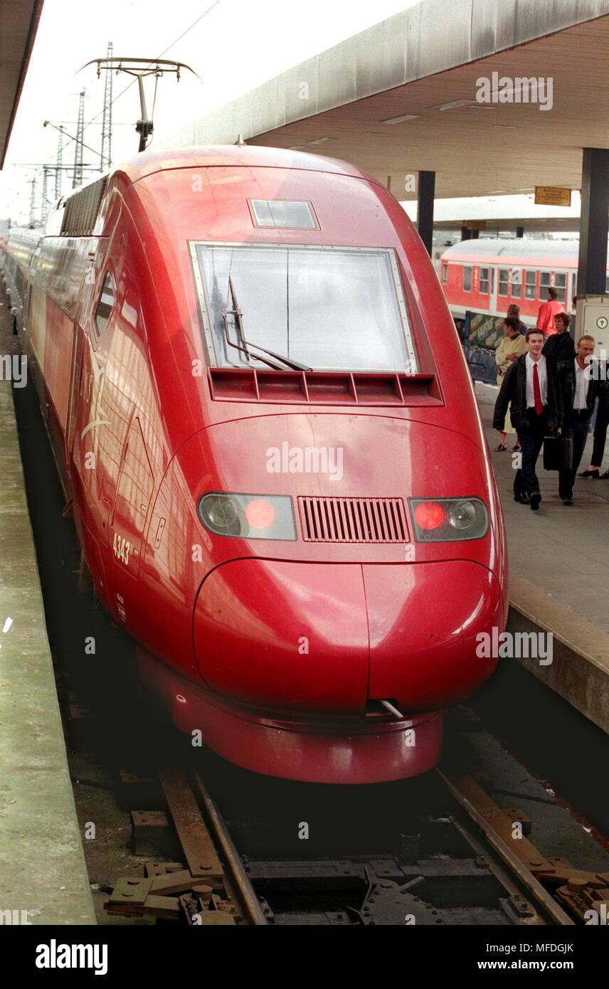 Folgen sie dem tgv thalys zugset -Fotos und -Bildmaterial in hoher ...