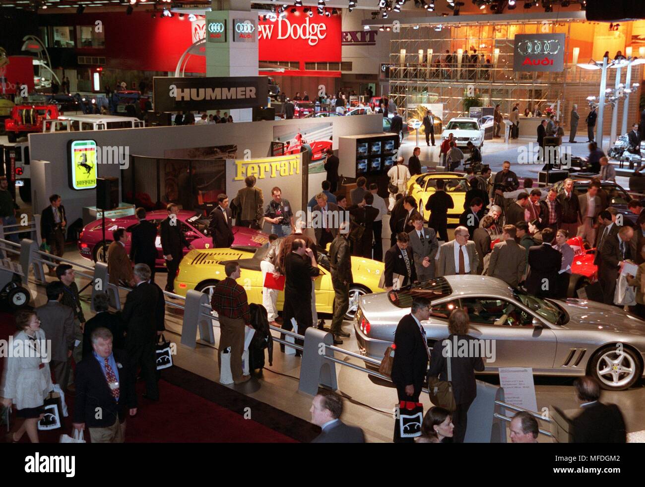 Blick in eine Halle der Auto Show in Detroit am 6.1.1998. Die ...