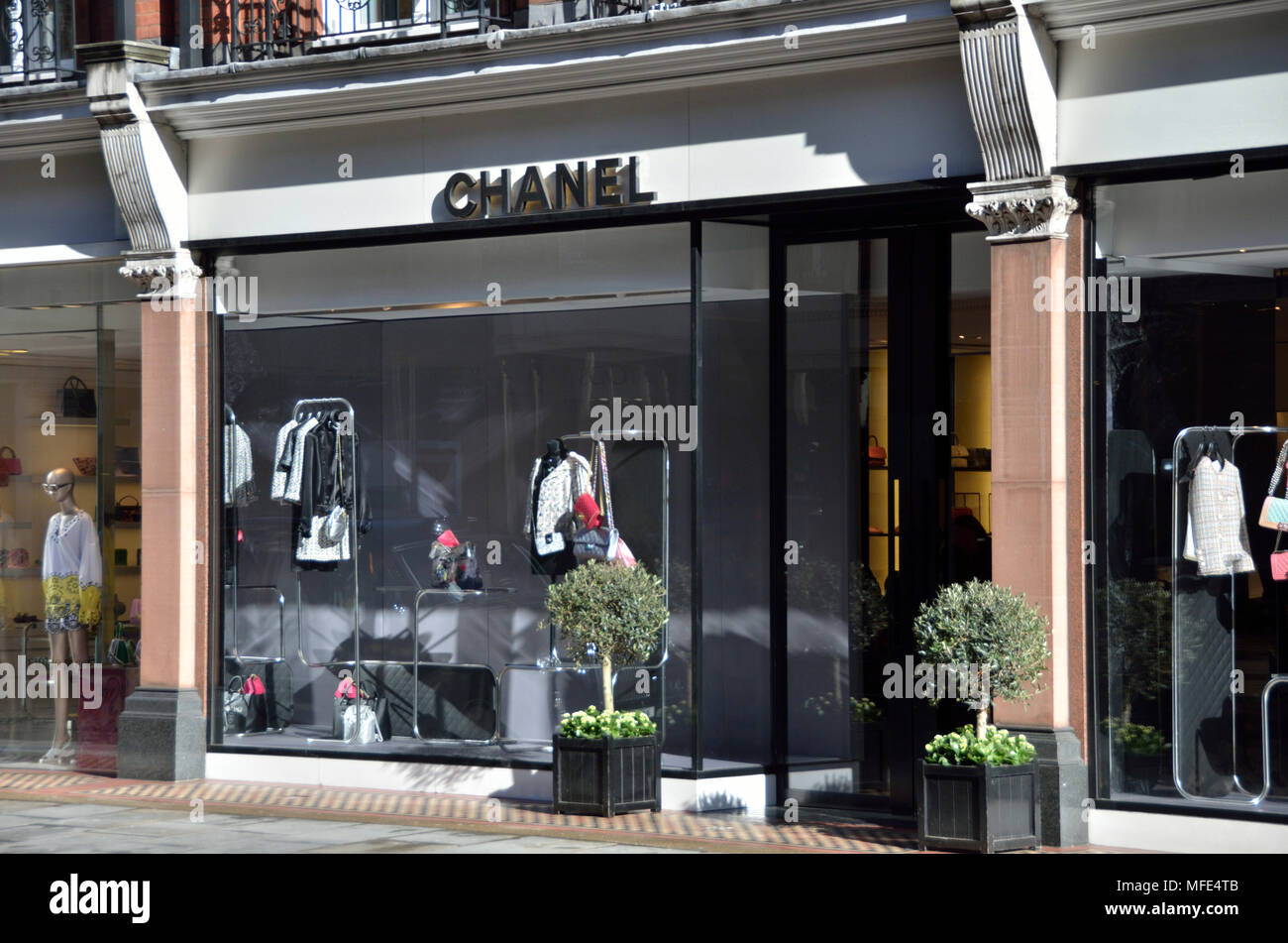 Chanel Shop London Stockfotos & Chanel Shop London Bilder - Alamy