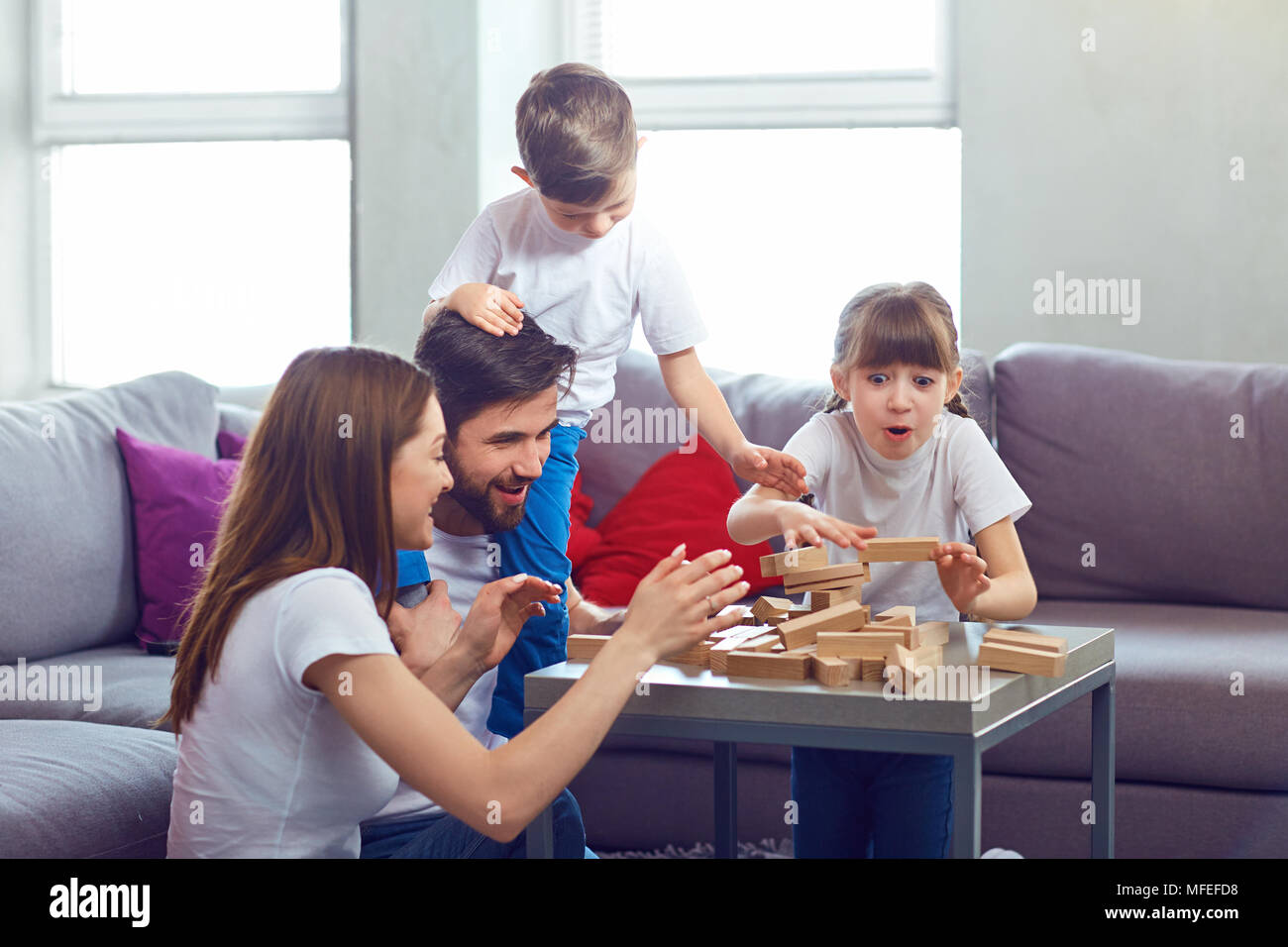 Kinder beim brettspiel -Fotos und -Bildmaterial in hoher Auflösung – Alamy