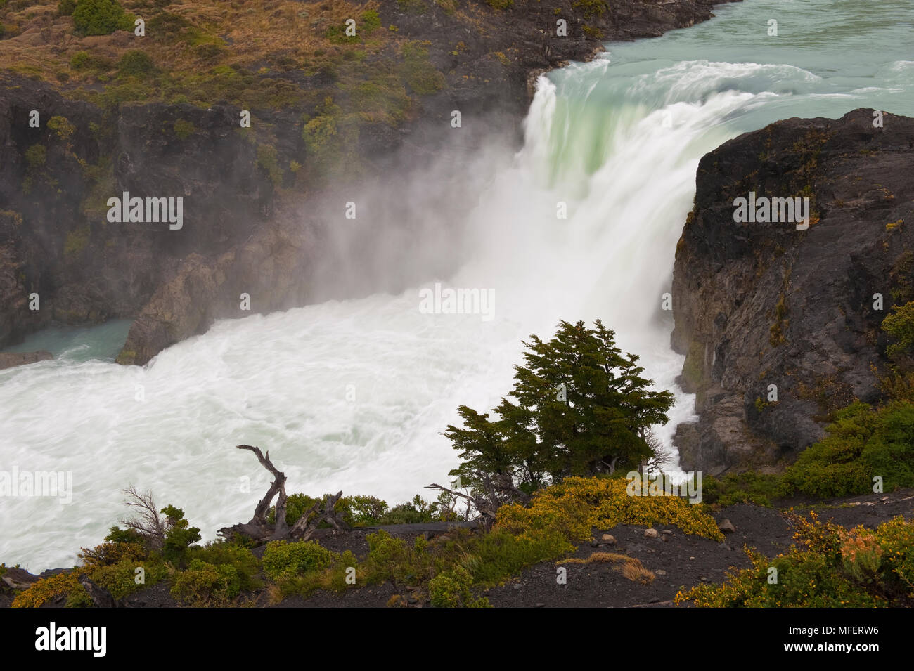 Salto Grande (wo Lago Nordenskjold mündet in Lago Pehoe); Torres del ...
