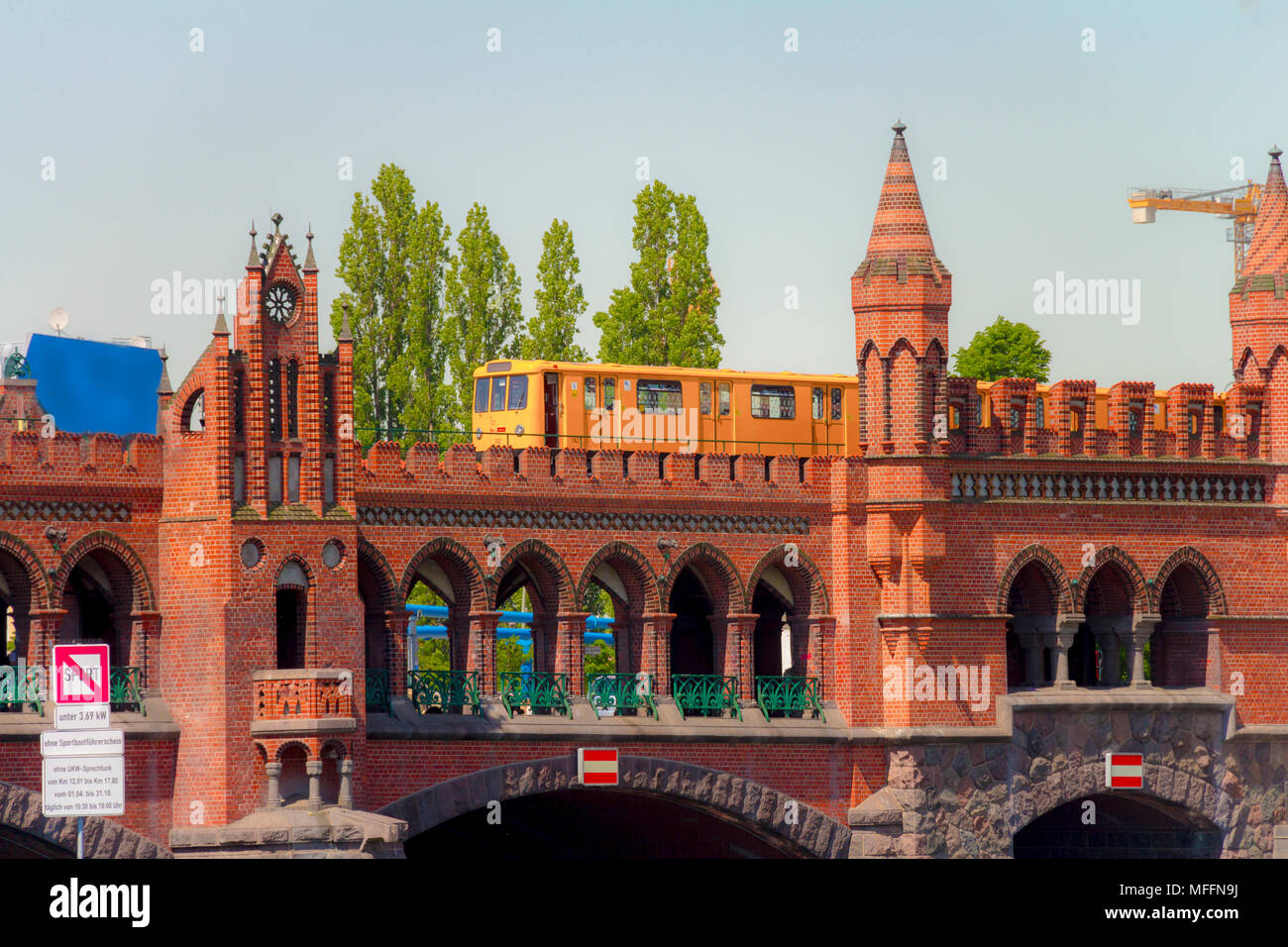 U-Bahn U-Bahn erhöht die Oberbaum Brücke in der Stadt Berlin ...