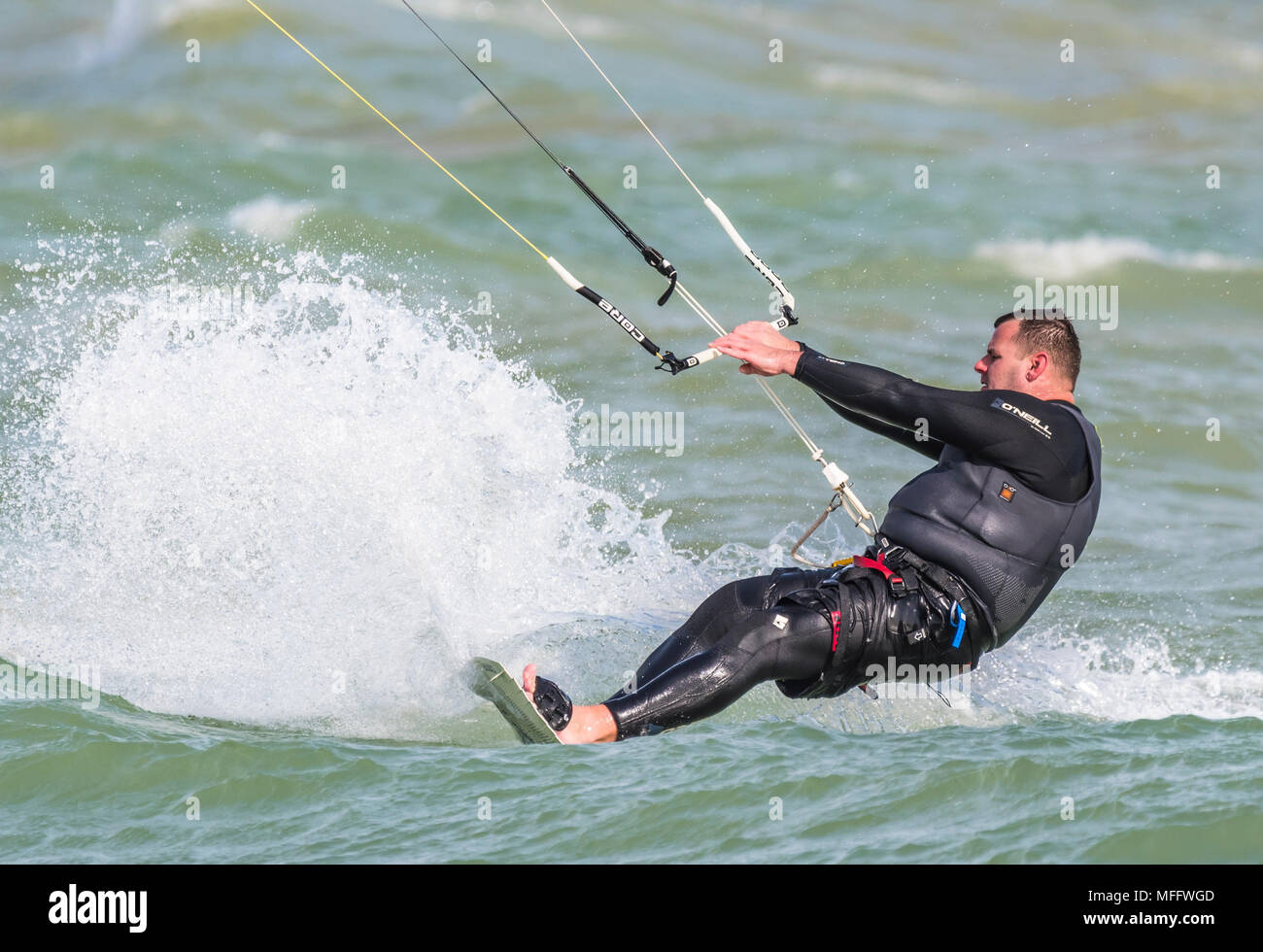 Kitesurfer seitenansicht -Fotos und -Bildmaterial in hoher Auflösung ...
