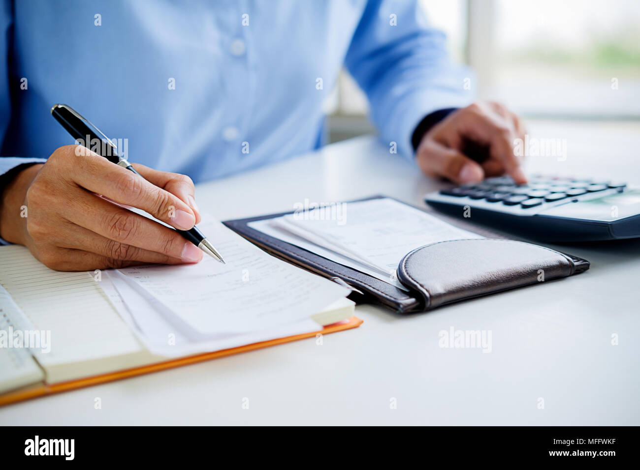 Rechnungen berechnen -Fotos und -Bildmaterial in hoher Auflösung – Alamy