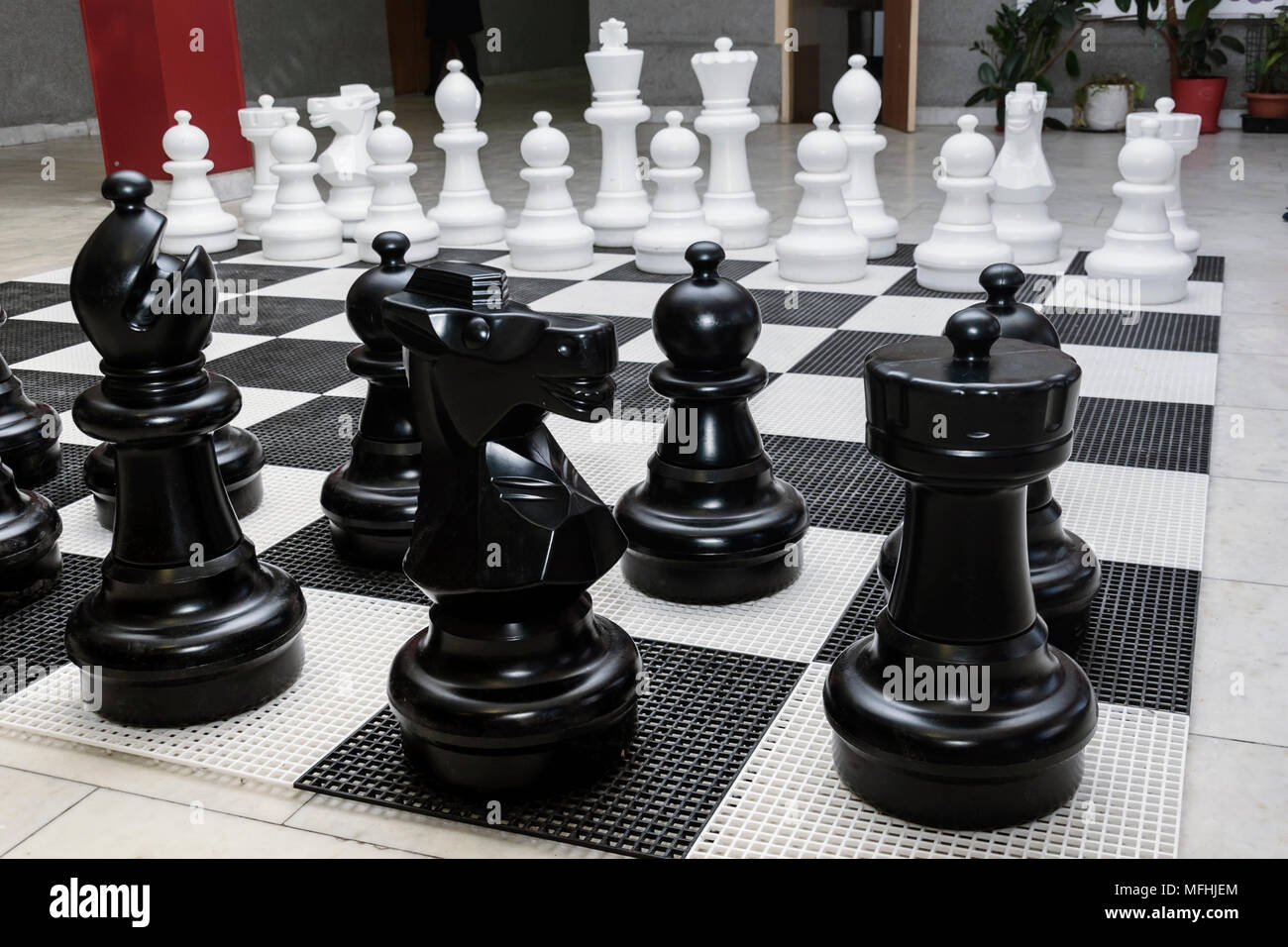 Big chess set -Fotos und -Bildmaterial in hoher Auflösung – Alamy