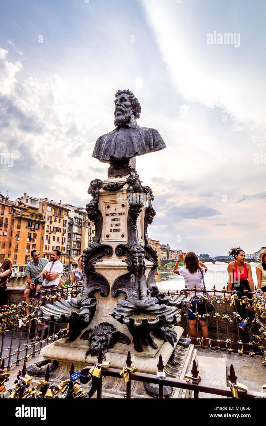 Benvenuto cellini auf ponte vecchio brücke in firenze -Fotos und ...