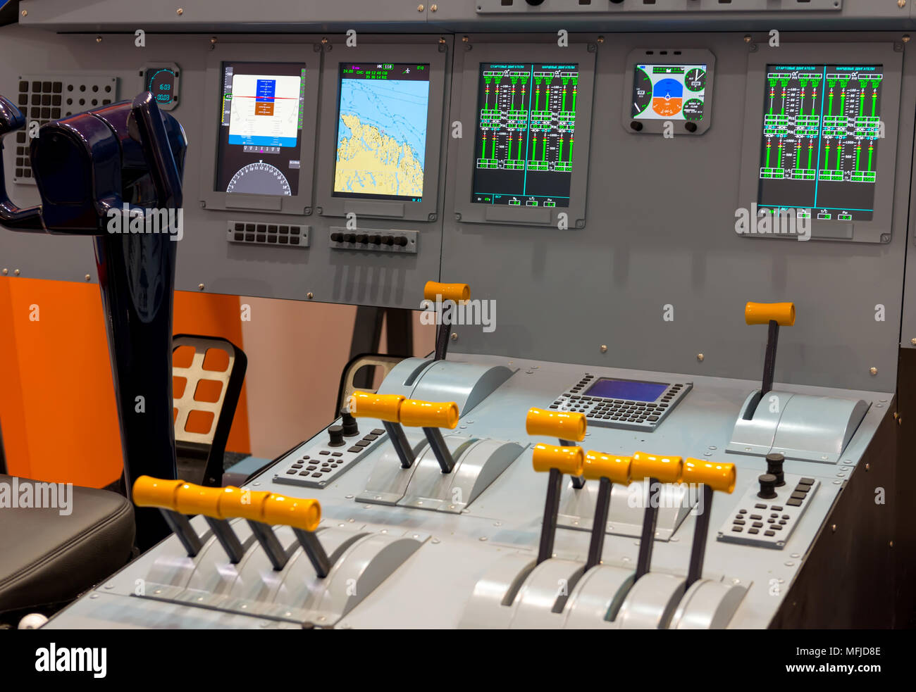 Flight simulator machine -Fotos und -Bildmaterial in hoher Auflösung ...