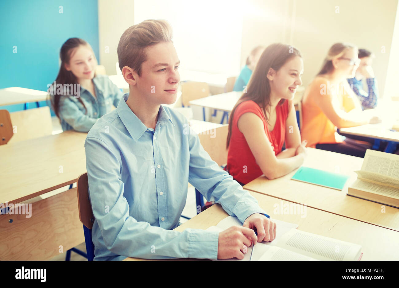 Glückliche schüler junge -Fotos und -Bildmaterial in hoher Auflösung – Alamy