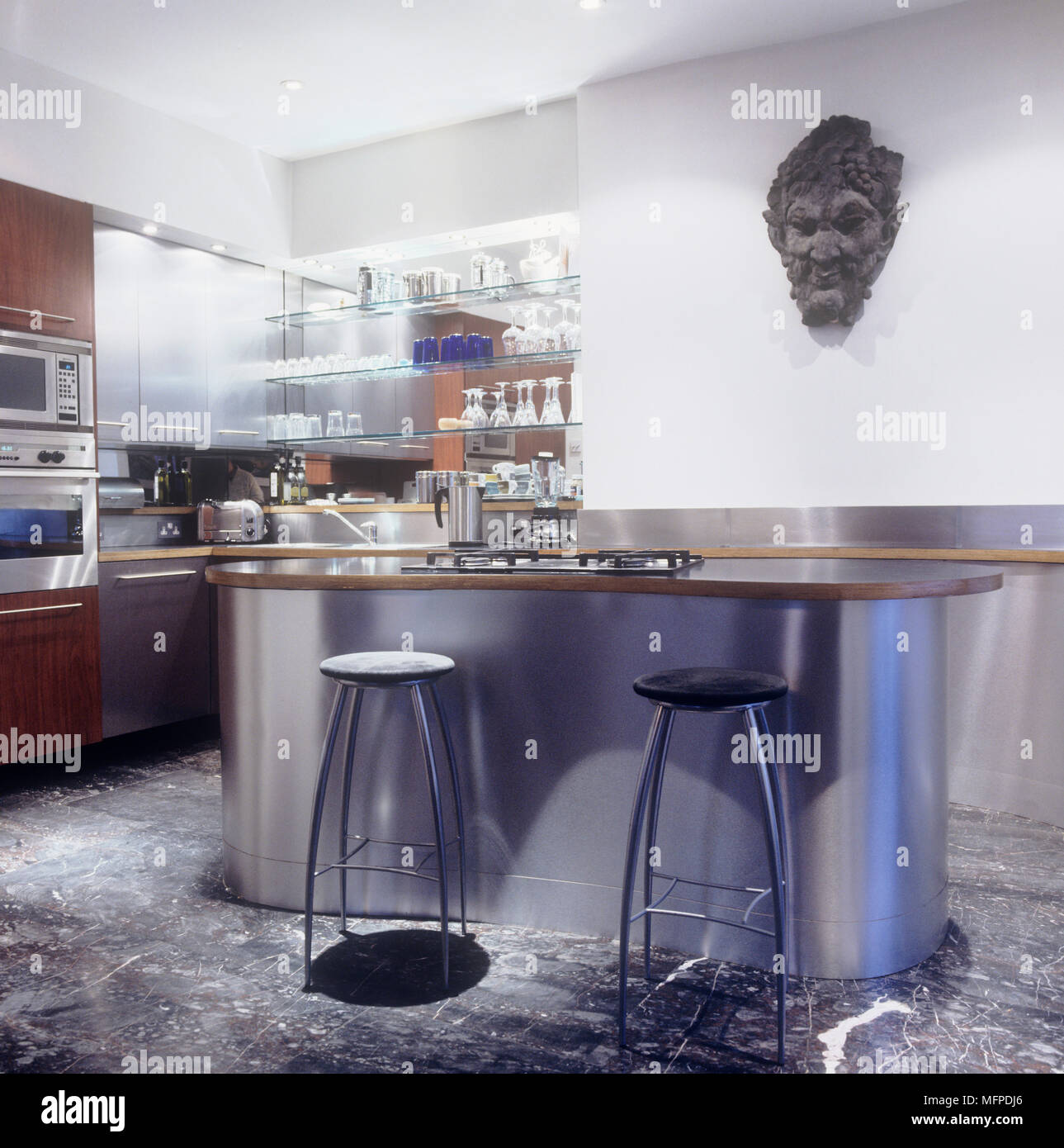 Herd und backofen in kücheninsel -Fotos und -Bildmaterial in hoher ...