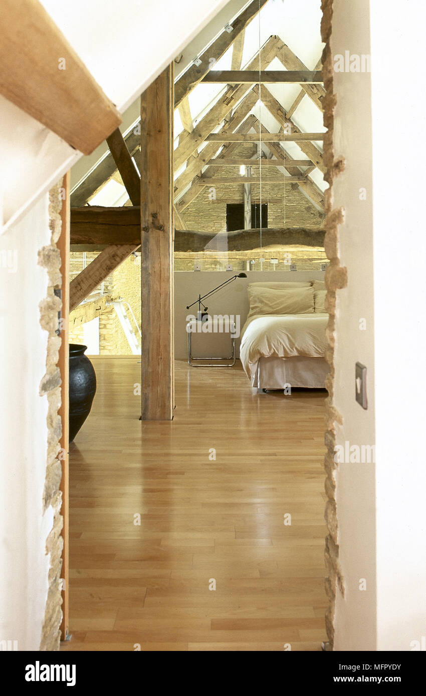 Blick durch den Eingang zu einem Schlafzimmer im Loft in einer ...