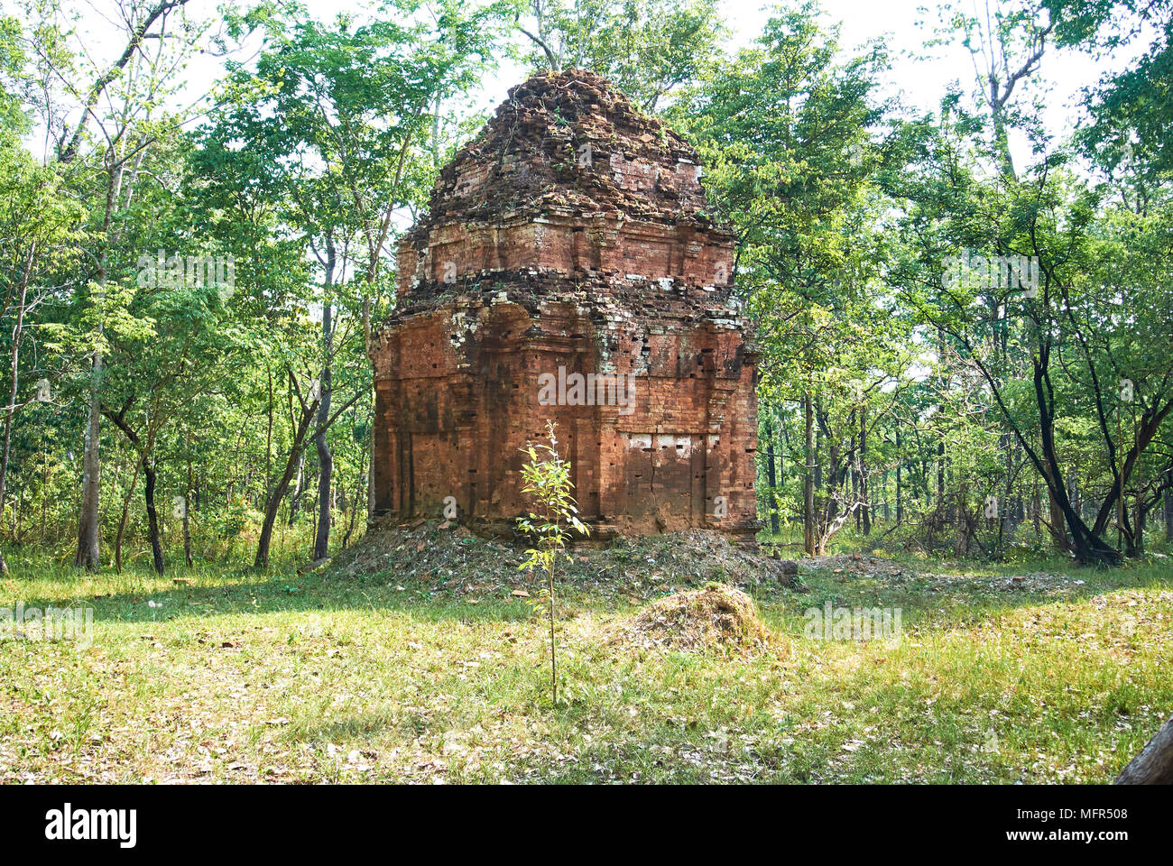 Prasat Chamres ist ein einzelner roter Backstein Turm, ein wenig tiefer ...