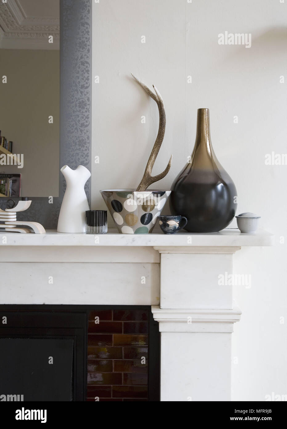 Sammlung von keramischen Stücke auf kaminsims angezeigt Stockfotografie ...