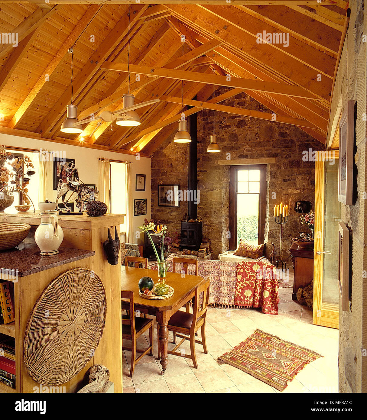 Offene landhausküche in scheunenumbau -Fotos und -Bildmaterial in hoher ...