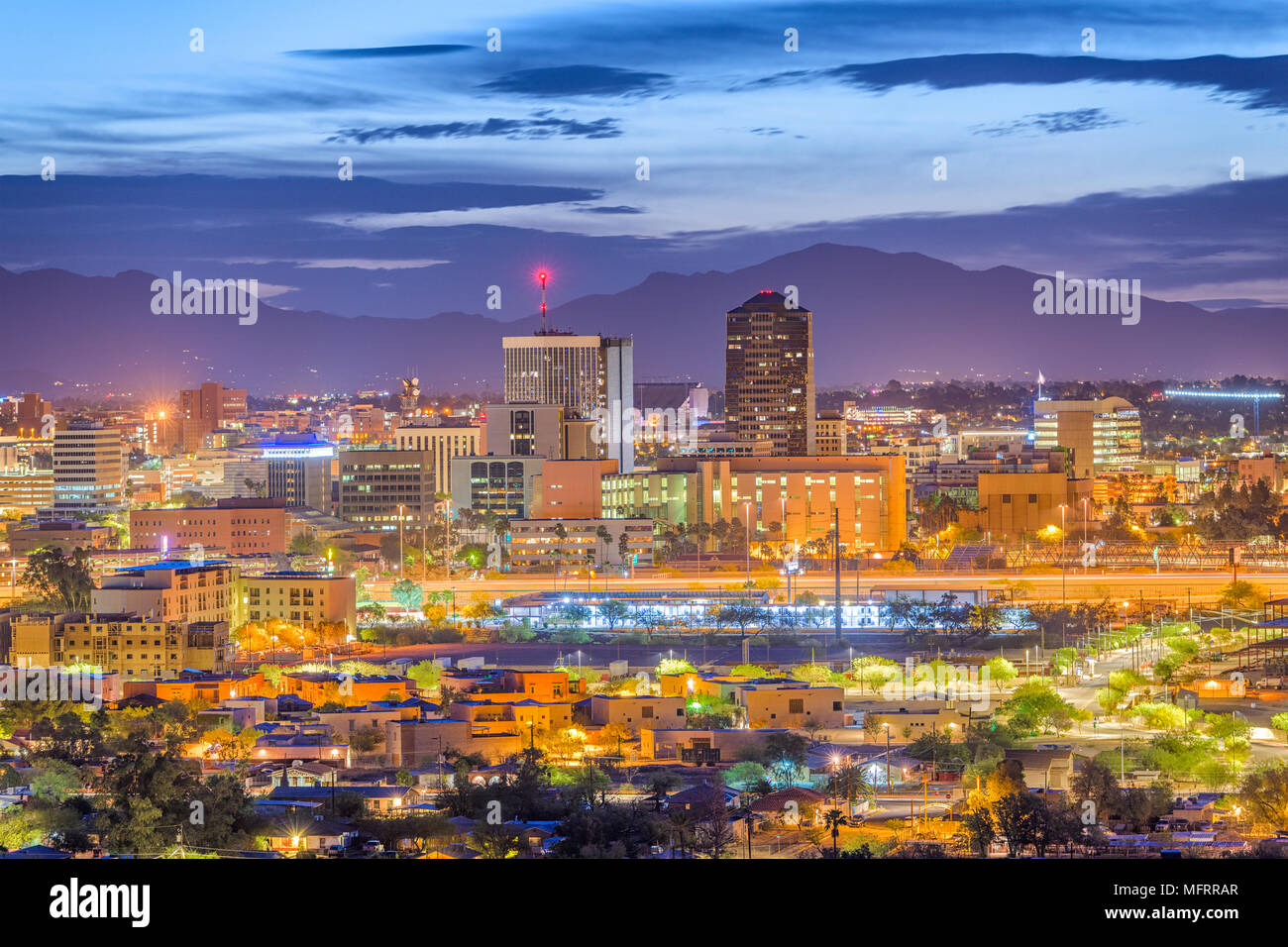Tucson, Arizona, USA Downtown Skyline von Sentinel Peak in der ...