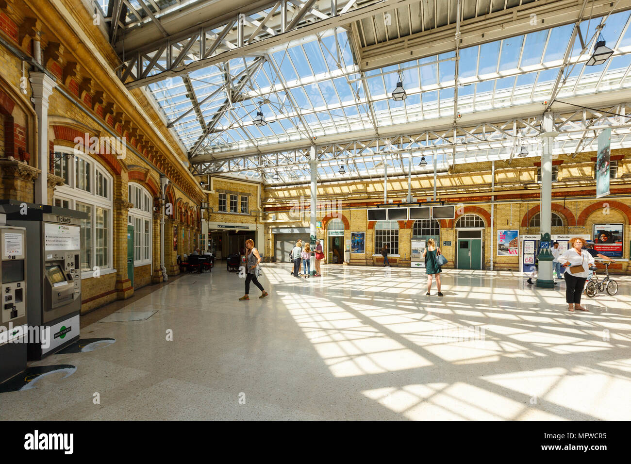 Eastbourne Railway Station Uk Stockfotos & Eastbourne Railway Station ...