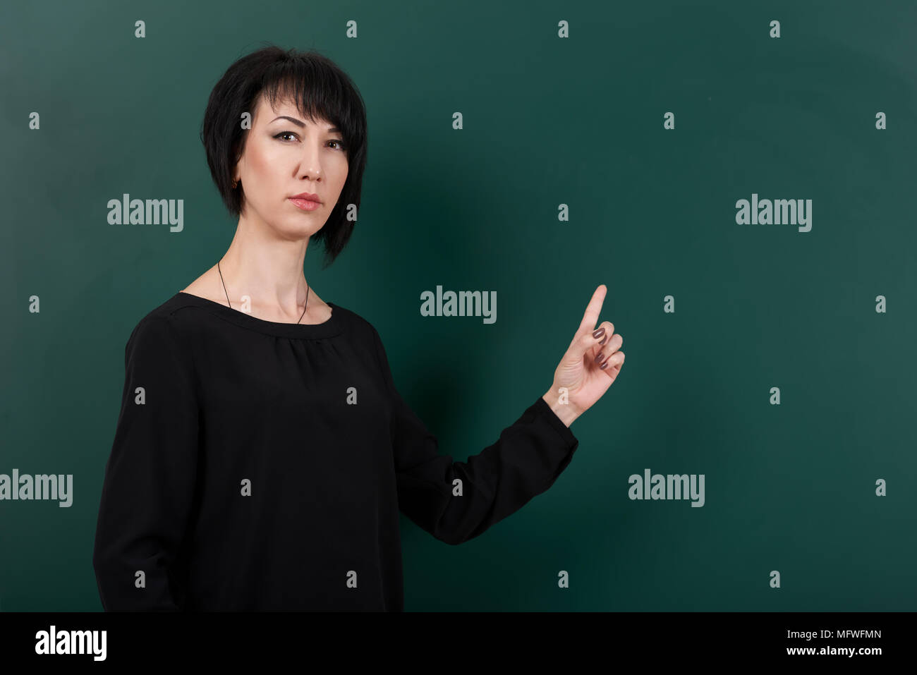 Strenge lehrerin -Fotos und -Bildmaterial in hoher Auflösung – Alamy