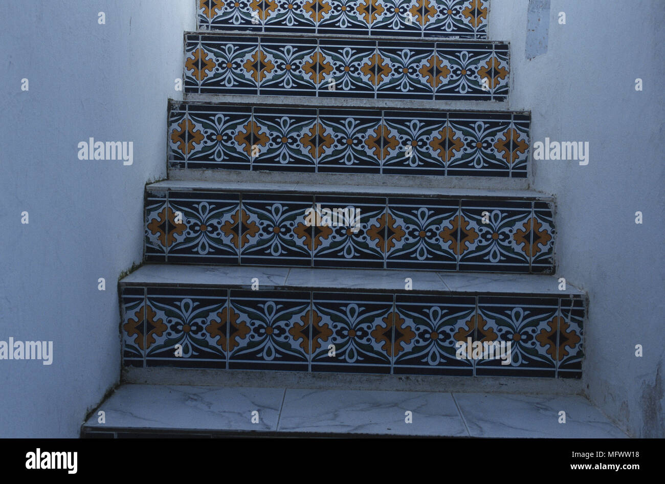 Spanisch geflieste treppe -Fotos und -Bildmaterial in hoher Auflösung ...