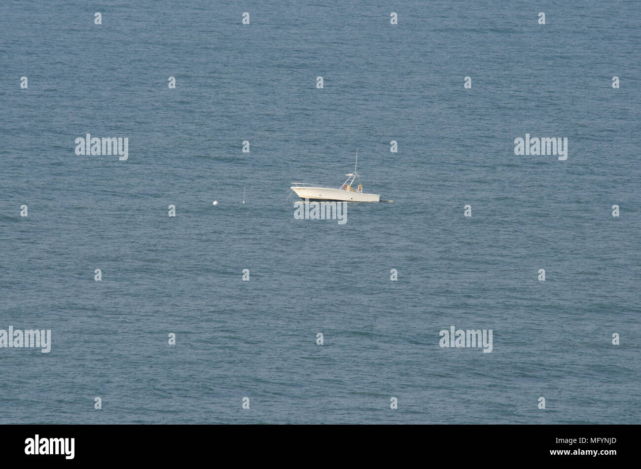 Kleines boot im meer -Fotos und -Bildmaterial in hoher Auflösung – Alamy