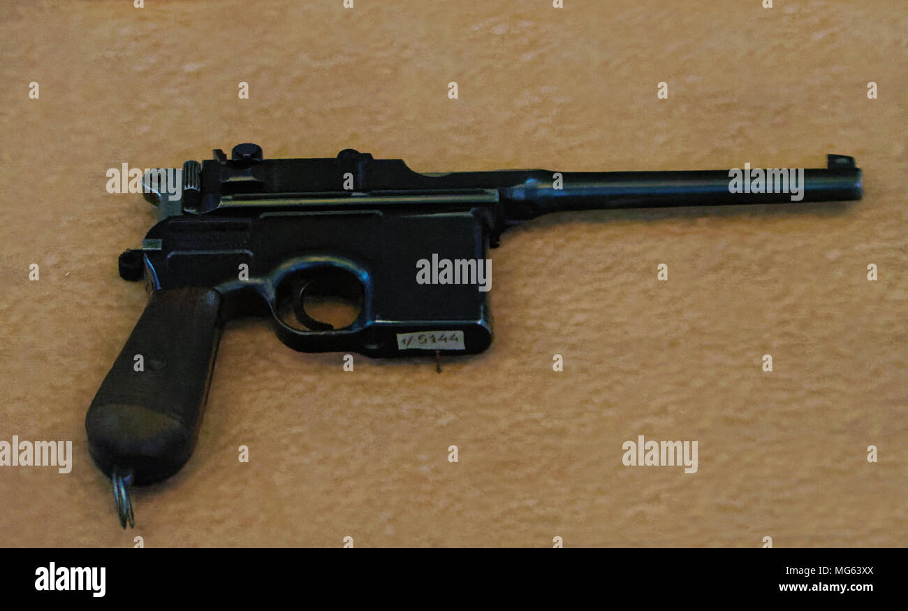 With mauser pistol -Fotos und -Bildmaterial in hoher Auflösung – Alamy