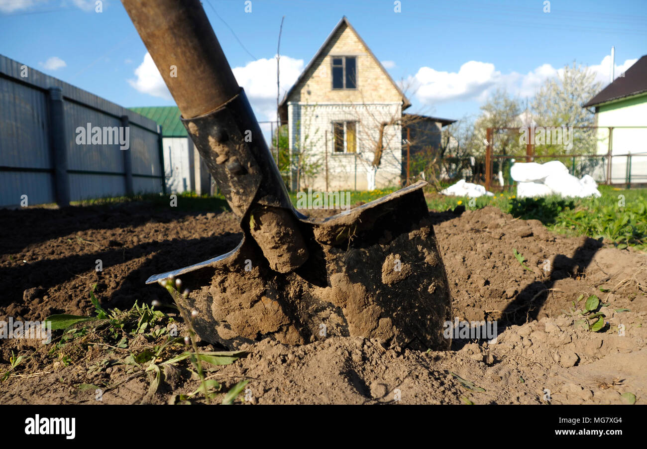 Werkzeug zum ausgraben der erde -Fotos und -Bildmaterial in hoher ...