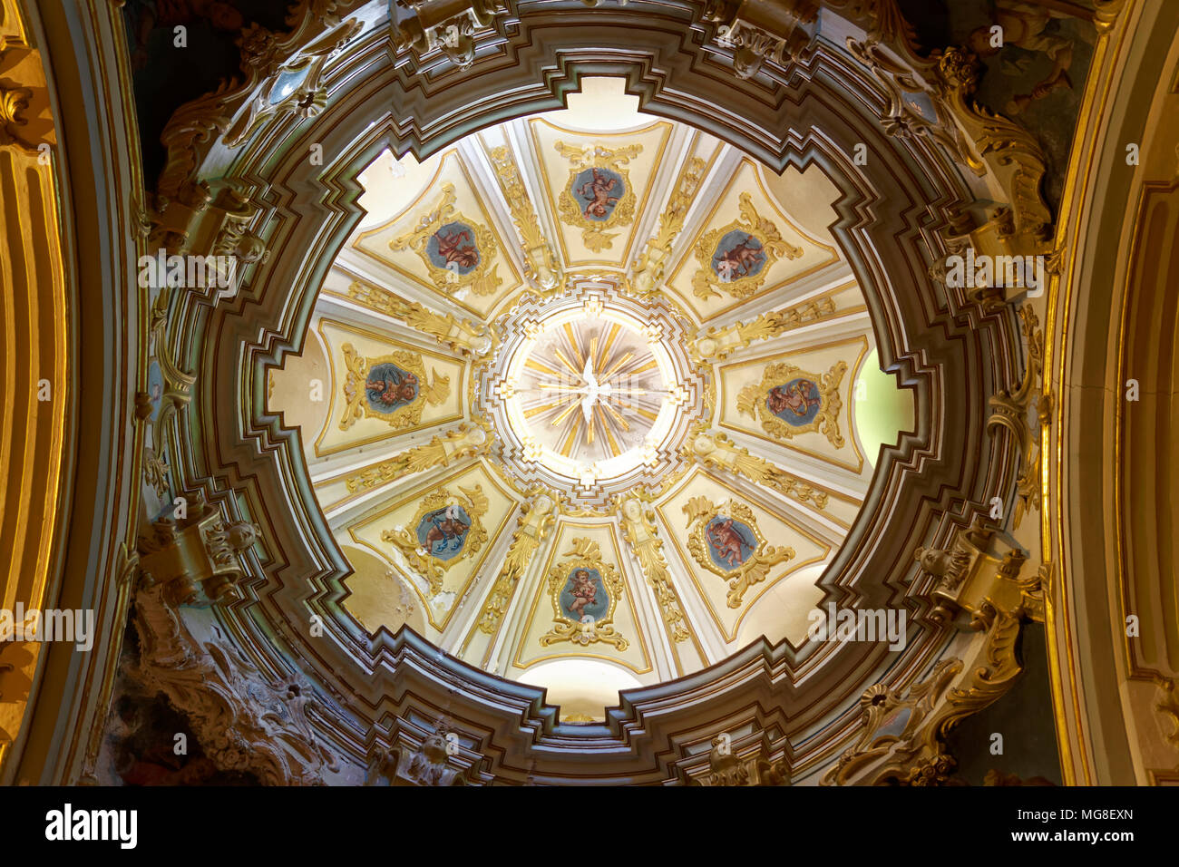Gewölbte Decke, Kuppel über Seitenaltar, der Innenraum, die Kirche St ... Gewölbte Decke, Kuppel über Seitenaltar, der Innenraum, die Kirche St ...