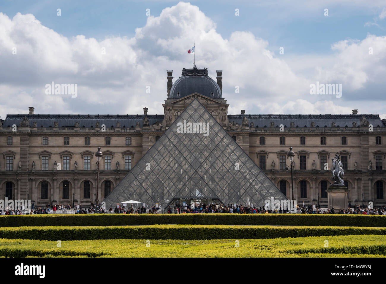 Cour Napoleon Du Louvre Stockfotos und -bilder Kaufen - Alamy