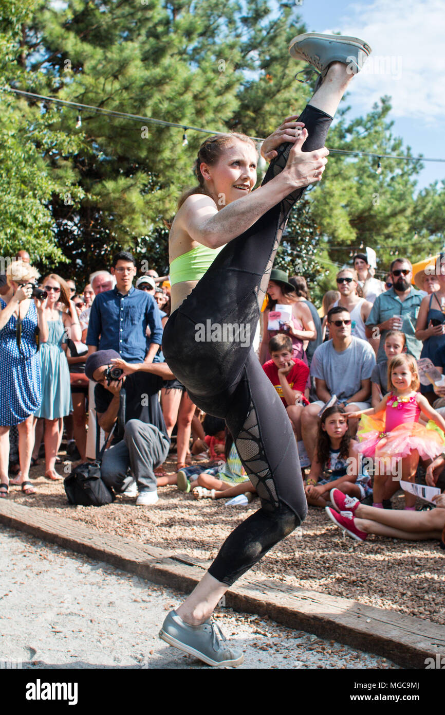 Ballett kick -Fotos und -Bildmaterial in hoher Auflösung – Alamy