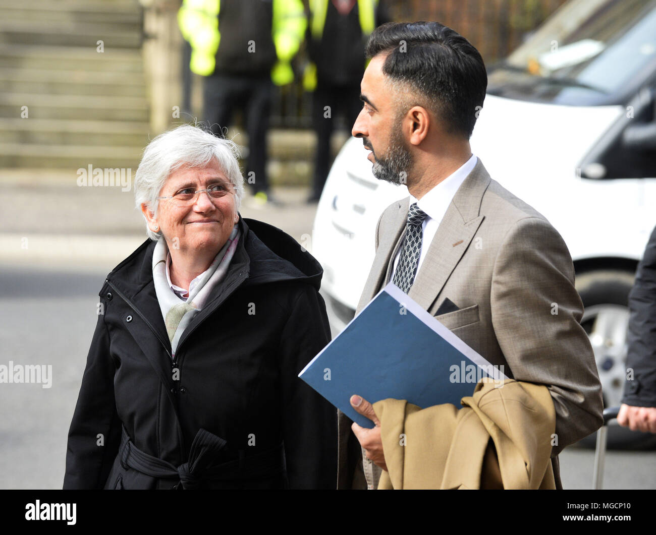 Ehemalige Katalanische minister Clara Ponsati Hände sich in der Polizei ...