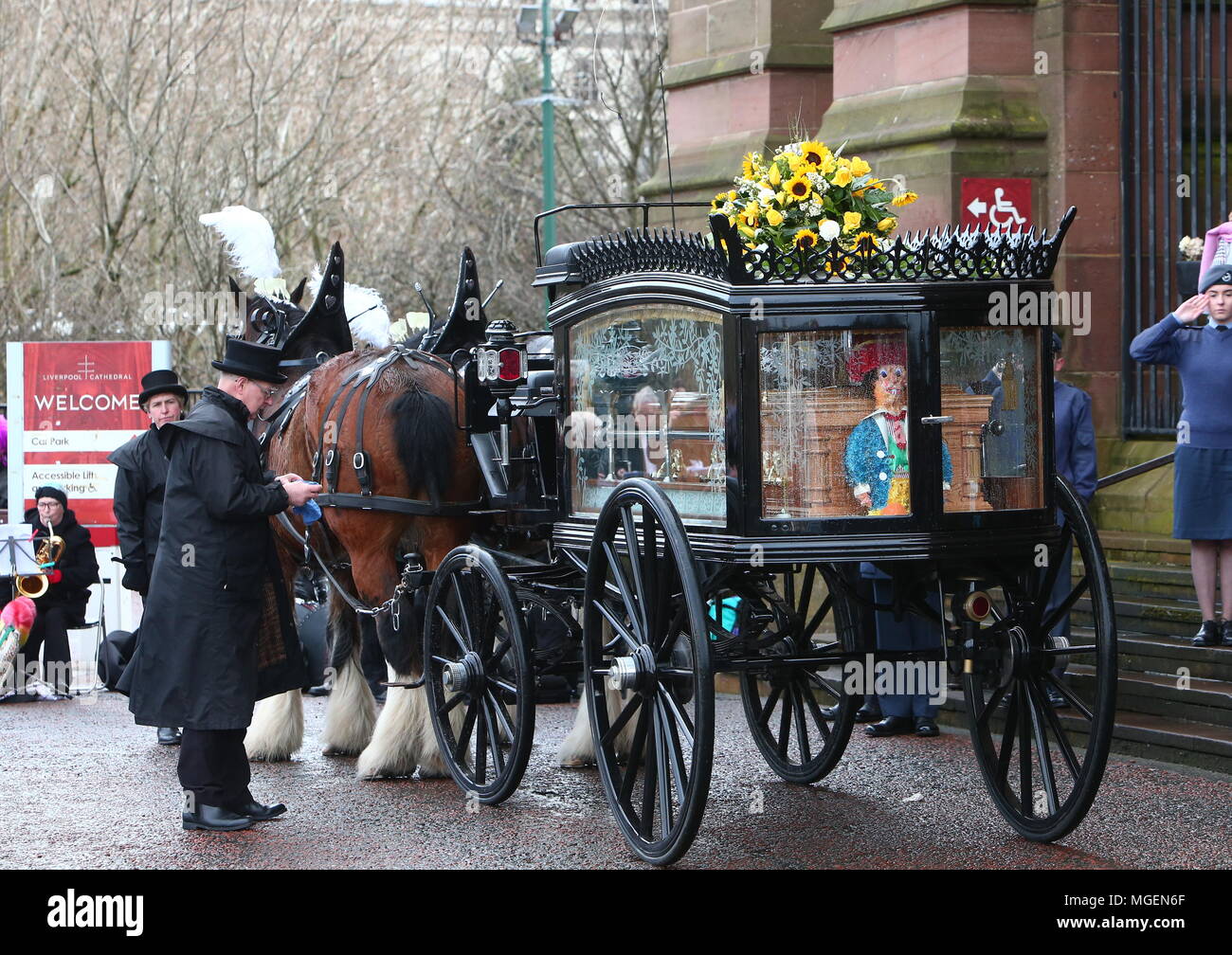 Die Beerdigung von Sir Ken Dodd in Liverpool die Anglikanische ...