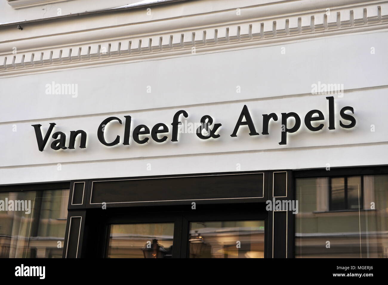Moskau, Russland - 13. Februar: Logo von Van Cleef & Arpels Flagship ...