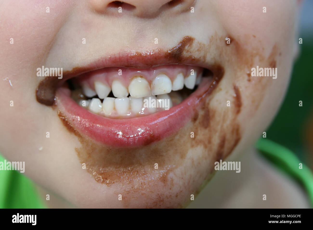 Kids eating ice cream -Fotos und -Bildmaterial in hoher Auflösung – Alamy