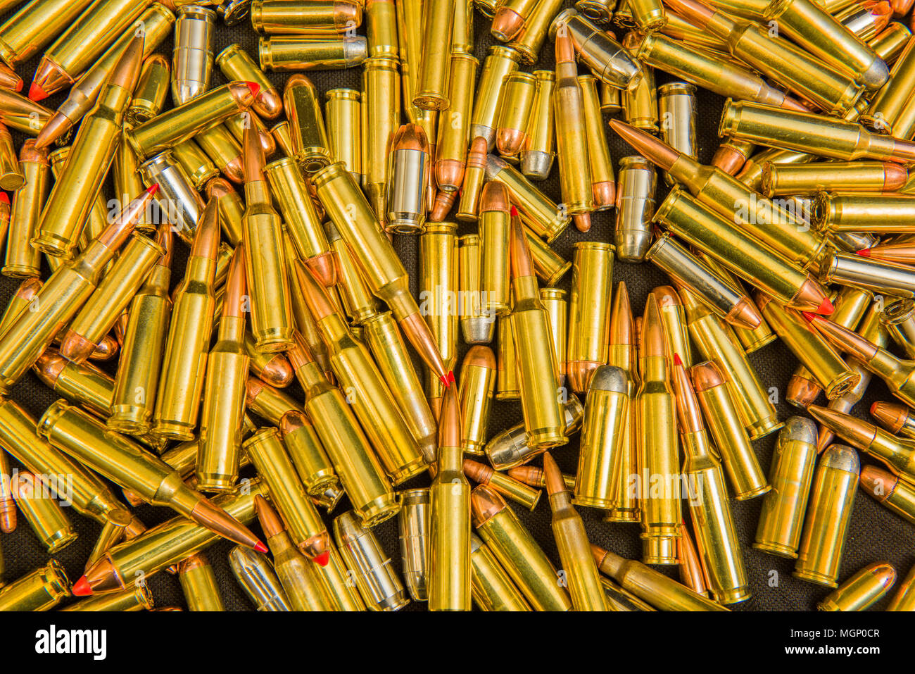 Ein Schuss Munition verschiedener Hand Waffe, Pistole und Gewehr ...