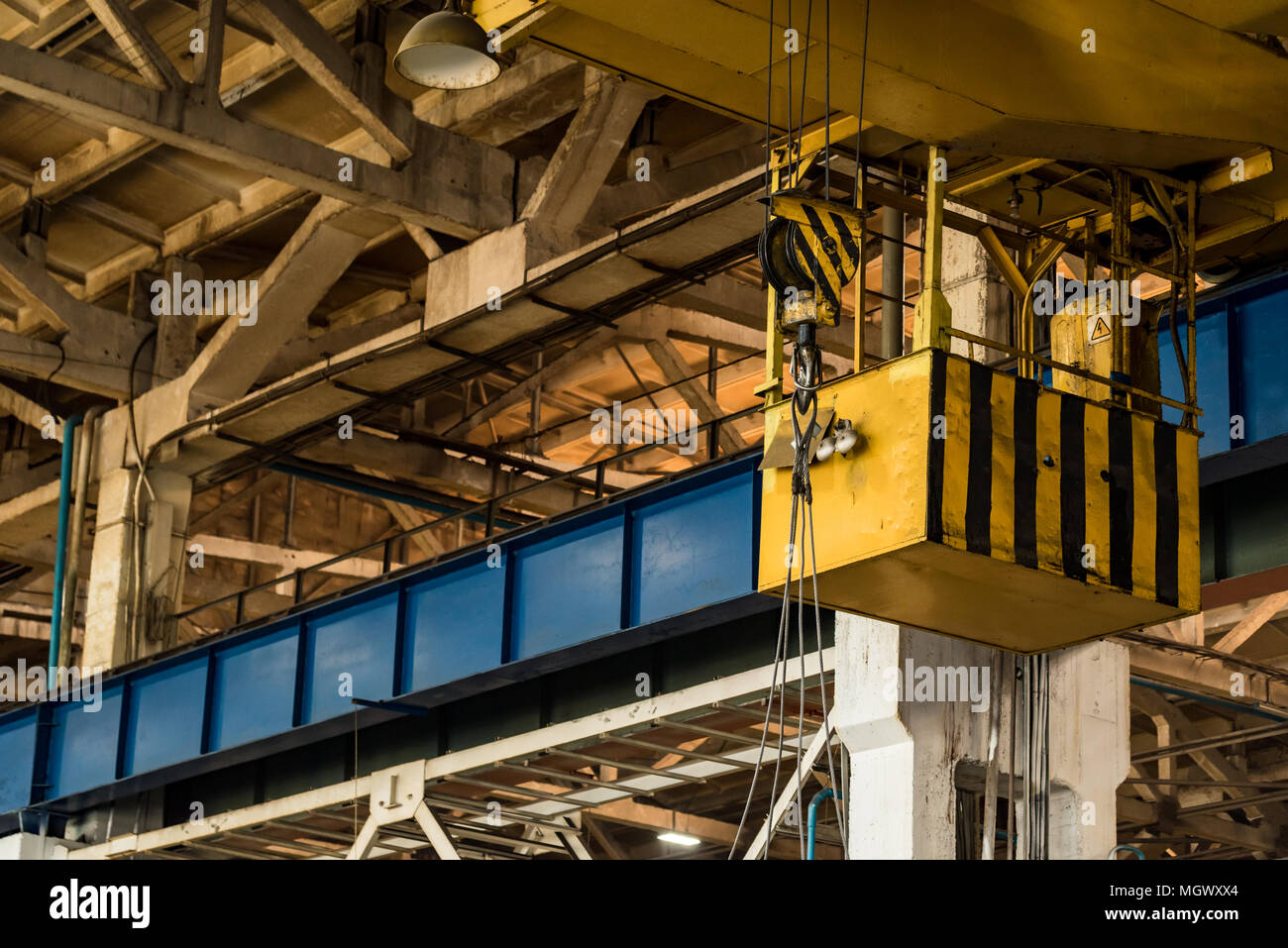 Portalkran in Industrieanlagen innen Stockfotografie - Alamy