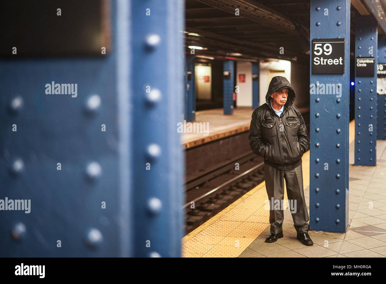 Pendler in einer u bahn -Fotos und -Bildmaterial in hoher Auflösung – Alamy