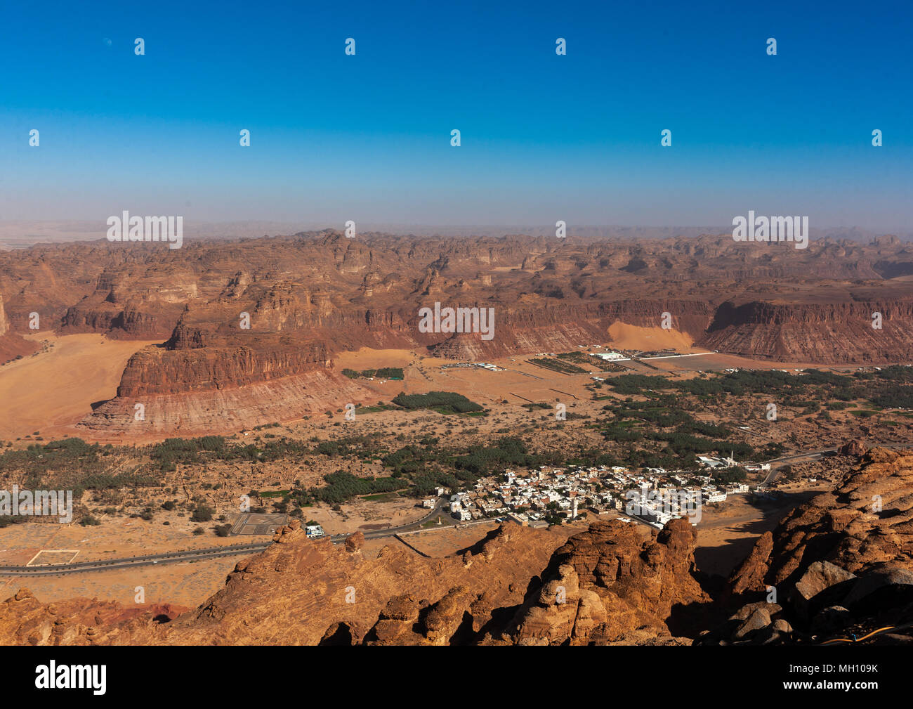 Ansicht von al-Ula Stadt und Oasis, Al Madinah Province, Al-Ula, Saudi ...