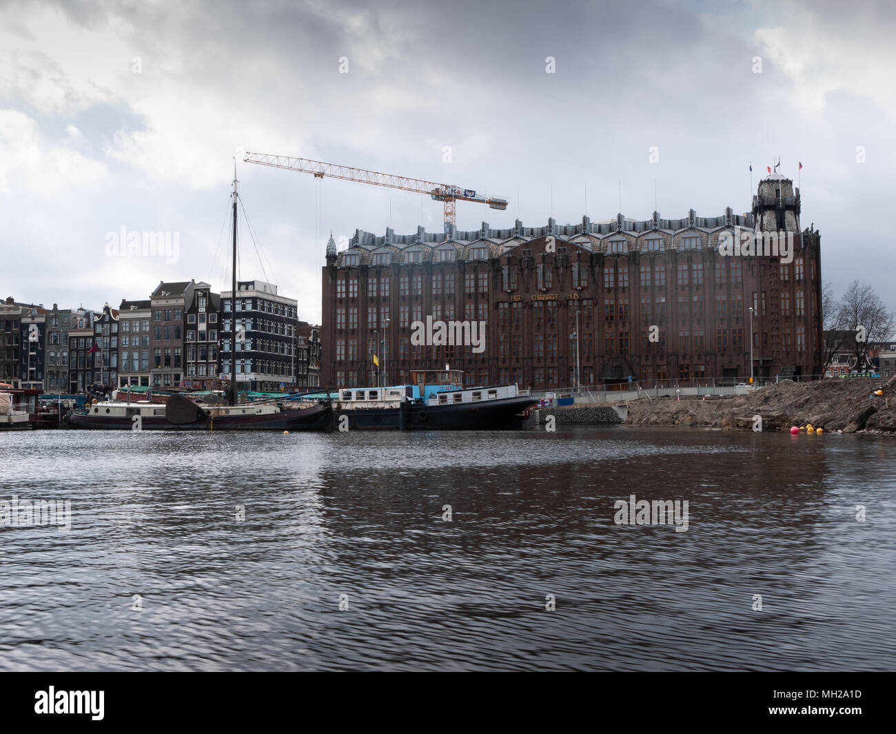 See IJ, Oosterdok, mit Sea Palace Restaurant und der Basilika von St ...