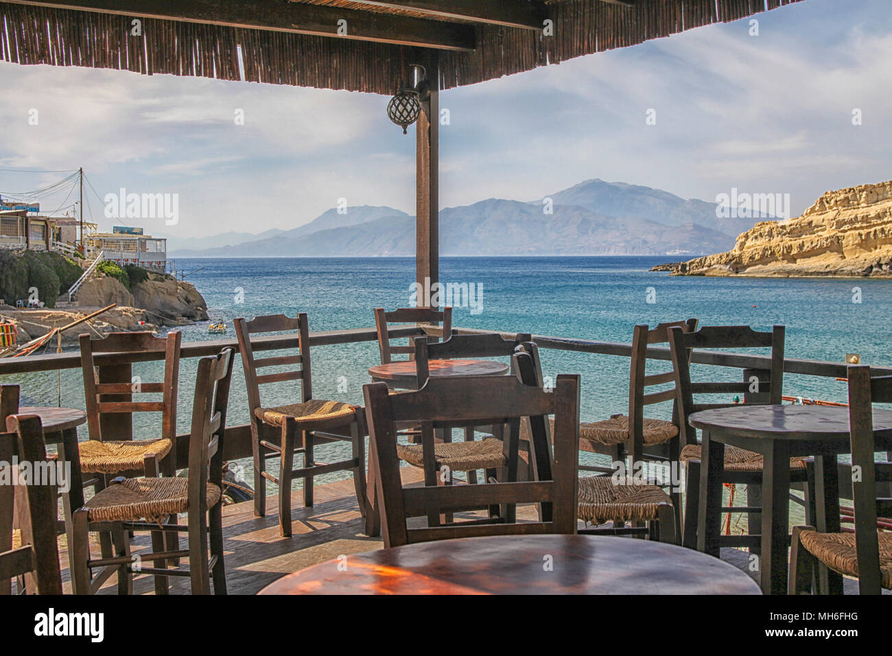 Outdoor Restaurant am Strand von Matala, Kreta in Griechenland ...