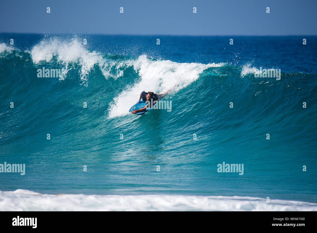 Großer wellensurfer -Fotos und -Bildmaterial in hoher Auflösung – Alamy